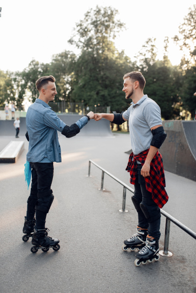 Rollschuhlaufen zwei Skater rollen im Sommerpark - Lizenzfreies Foto ... Rollschuhlaufen zwei Skater rollen im Sommerpark - Lizenzfreies Foto ...