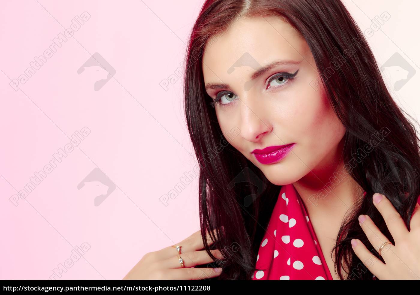 Portrait Pinup Mädchen Brünette Frau In Retro Rotes Lizenzfreies Foto