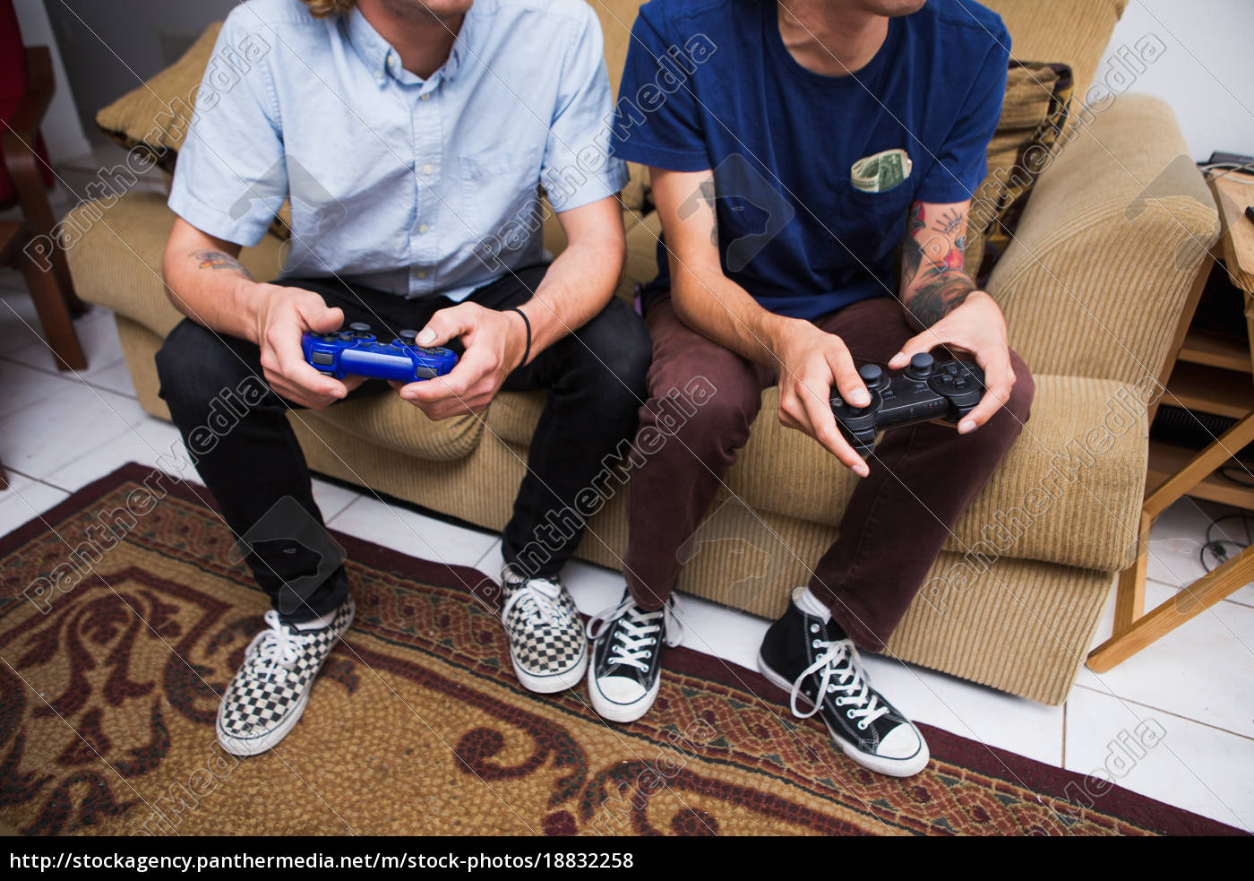 Zwei junge Männer sitzen auf dem Sofa spielen - Stock Photo - #18832258 ... Zwei junge Männer sitzen auf dem Sofa spielen - Stock Photo - #18832258 ...