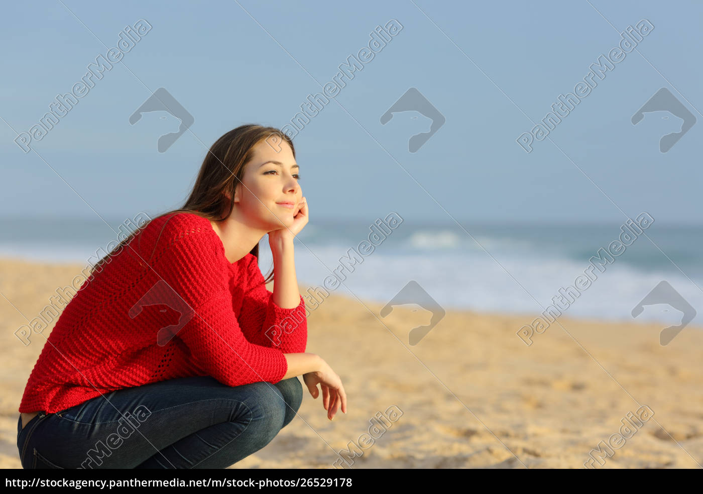 Selbstbewusste nachdenkliche Frau denkt am Strand - Stock Photo ... Selbstbewusste nachdenkliche Frau denkt am Strand - Stock Photo ...