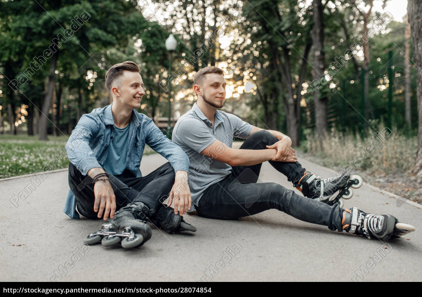 Rollschuhlaufen zwei Skater sitzen auf dem Boden - Stock Photo ... Rollschuhlaufen zwei Skater sitzen auf dem Boden - Stock Photo ...