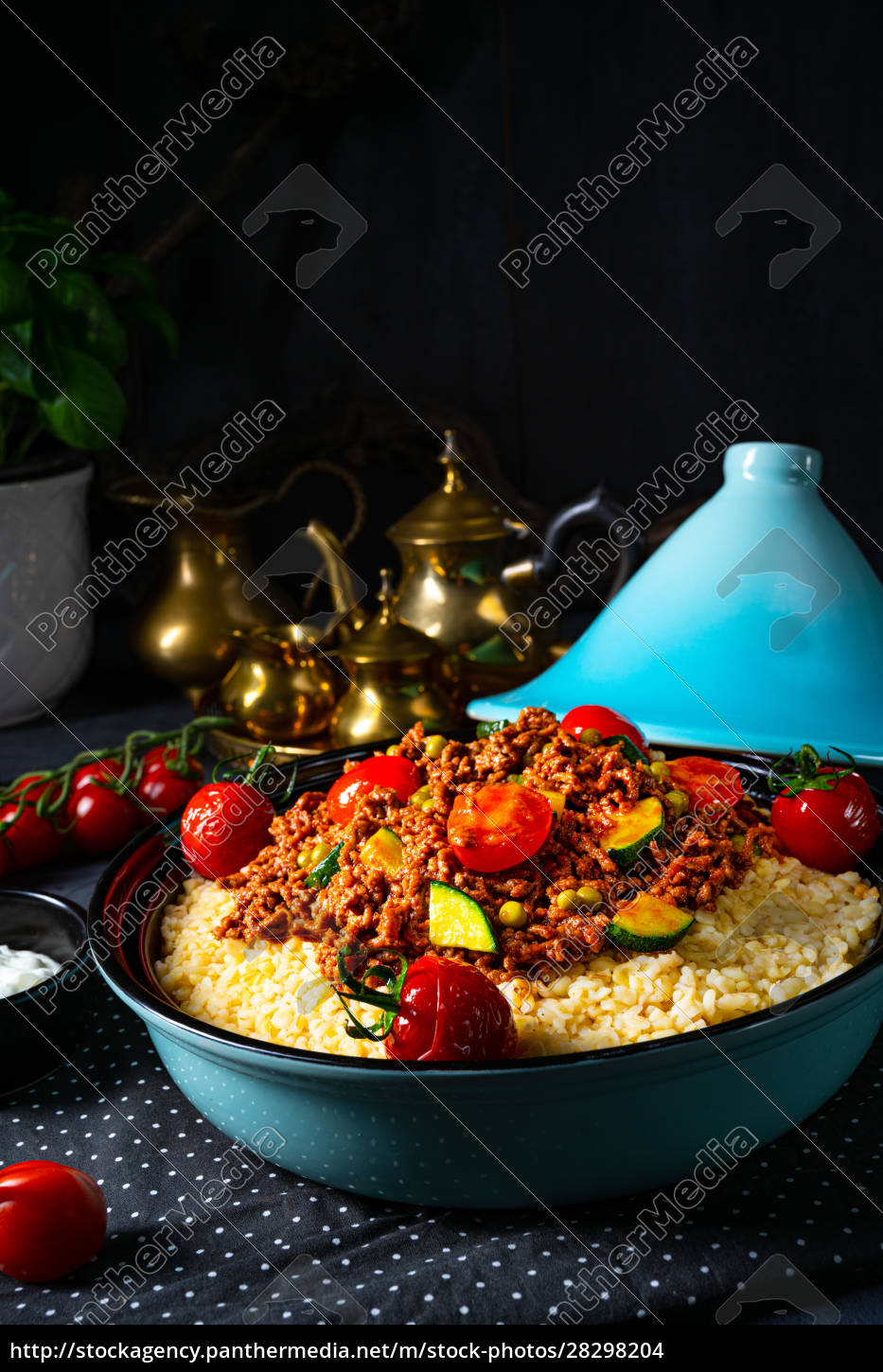 Tomaten-Bulgur mit Gemüse und Hackfleisch - Lizenzfreies Foto ... Tomaten-Bulgur mit Gemüse und Hackfleisch - Lizenzfreies Foto ...