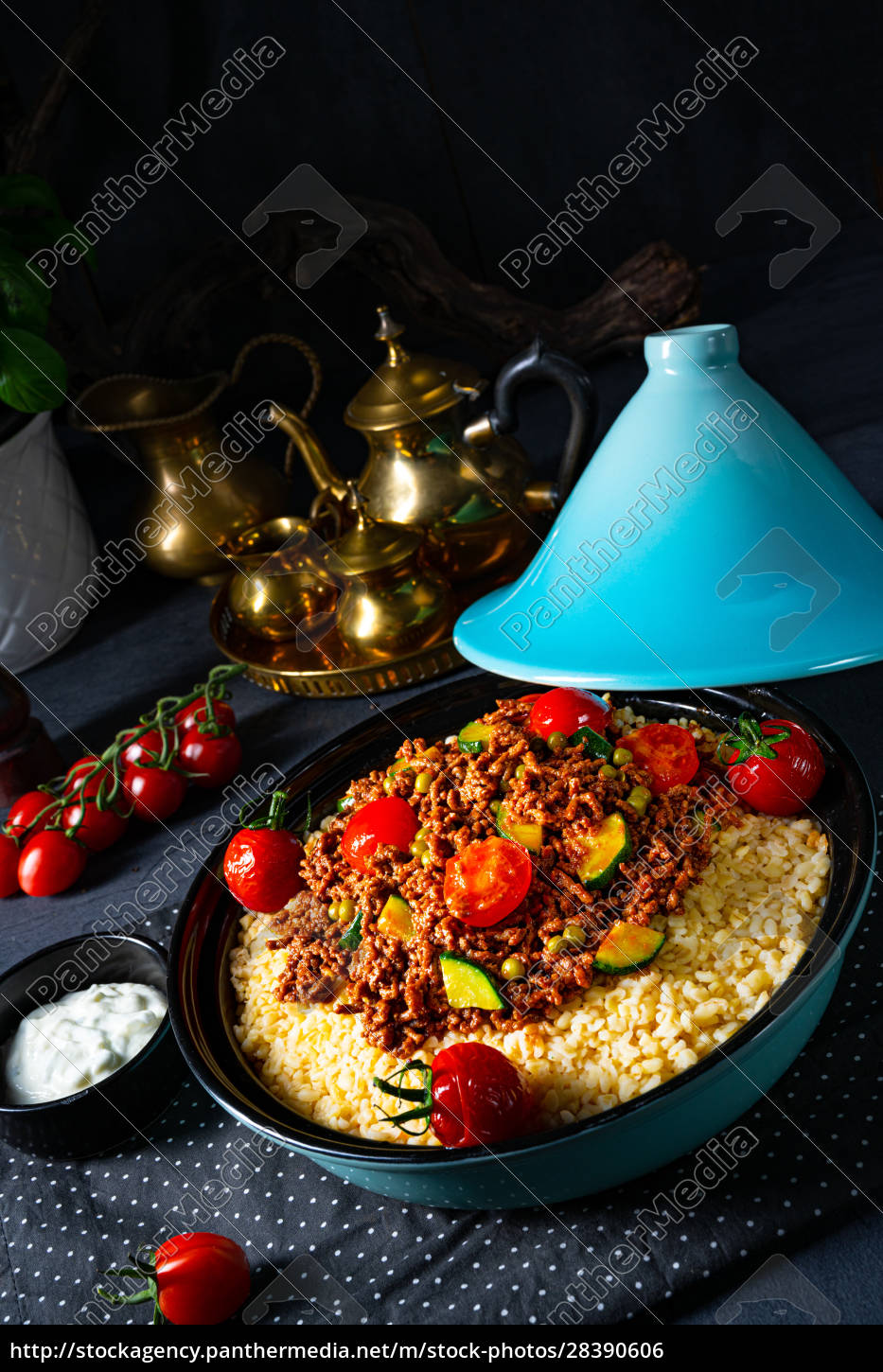 Tomaten-Bulgur mit Gemüse und Hackfleisch - Stock Photo - #28390606 ... Tomaten-Bulgur mit Gemüse und Hackfleisch - Stock Photo - #28390606 ...